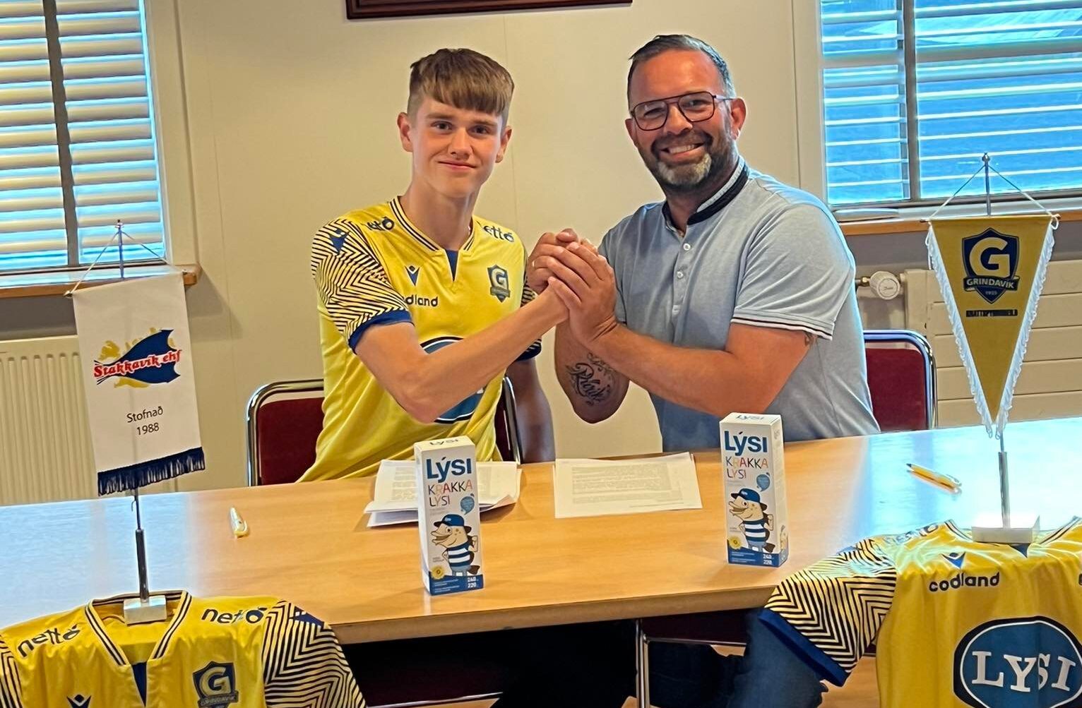 Sölvi Snær skrifar undir samning við Grindavík - Ungmennafélag Grindavíkur